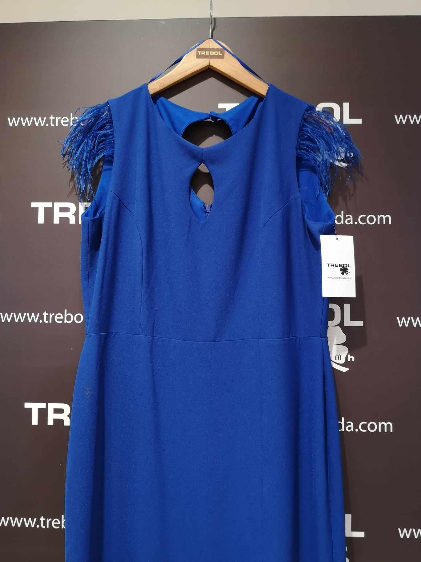 Vestido largo con plumas en los hombros - Trebol Moda